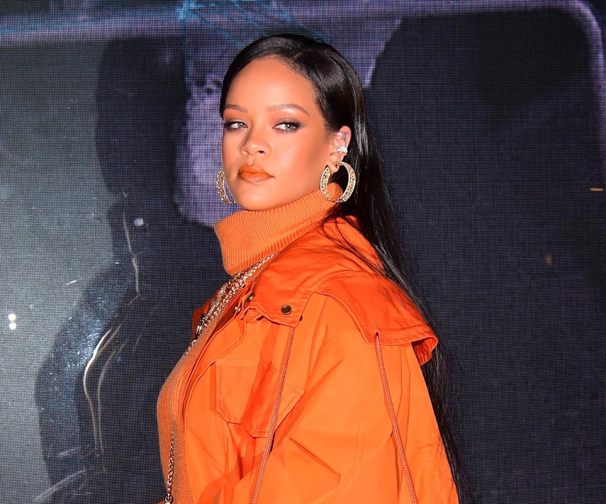 Rijani kilogrami viška ne smetaju: U haljini pripijenoj uz telo ponosno ...