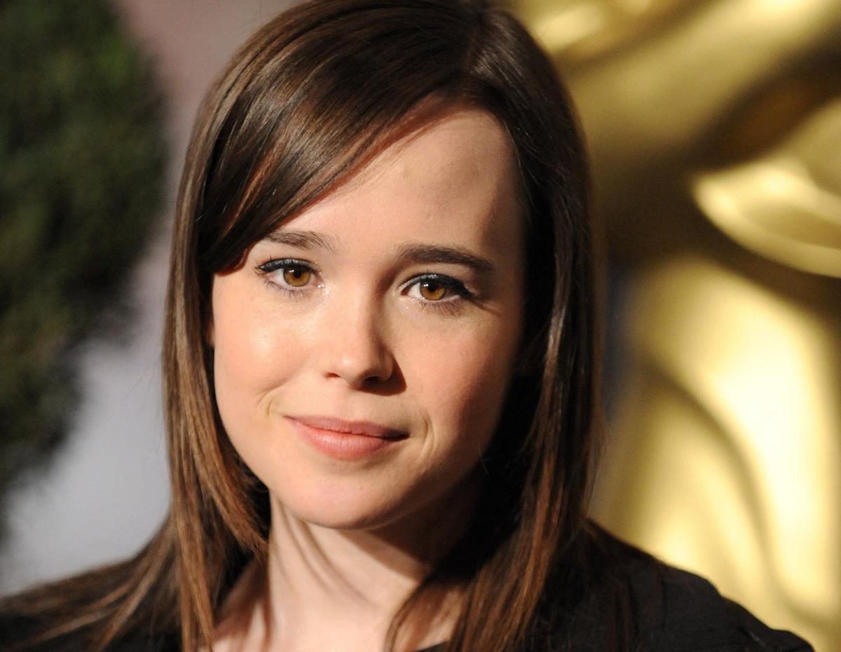 PRVE FOTOGRAFIJE GLUMICE NAKON PROMENE POLA: Ožiljci na telu, osmeh na ...