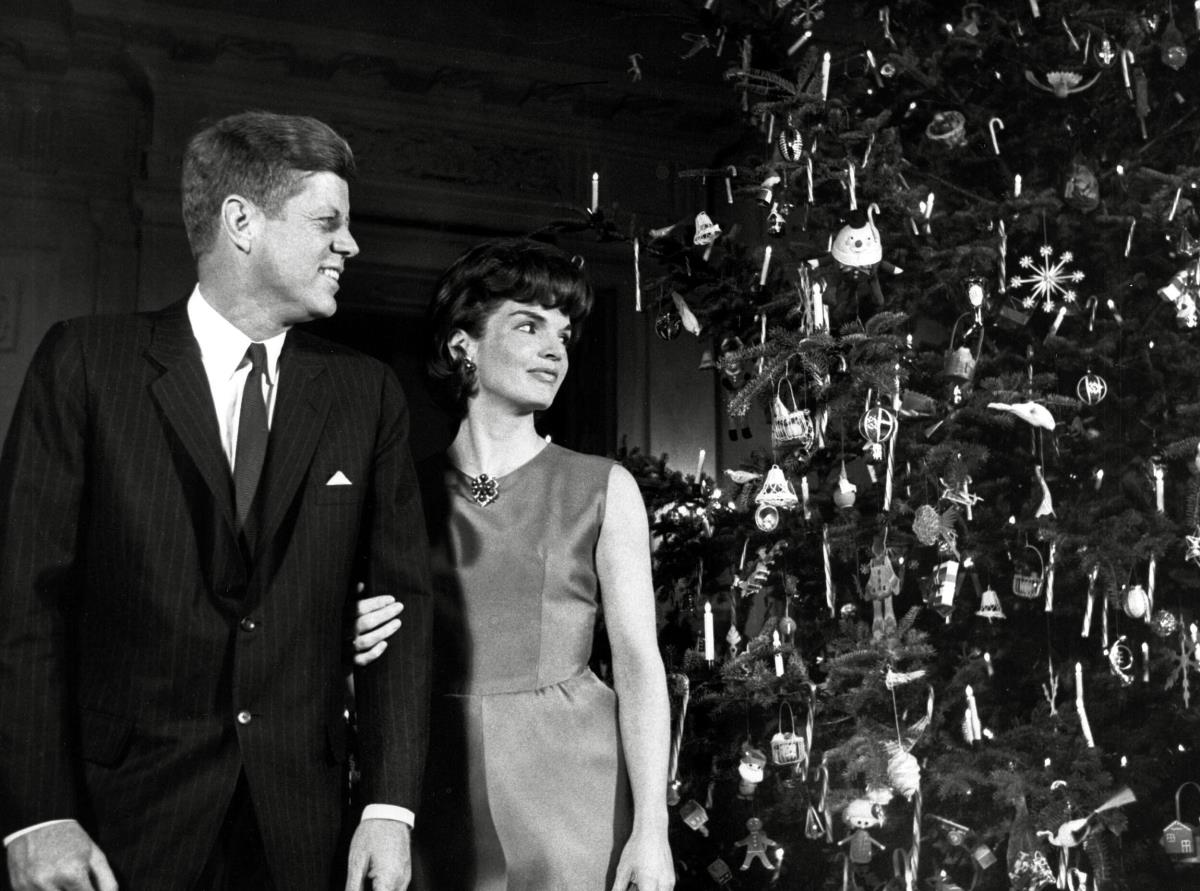 OVAKO SU NEKADA HOLIVUDSKE DIVE KITILE SVOJ DOM ZA PRAZNIKE ...