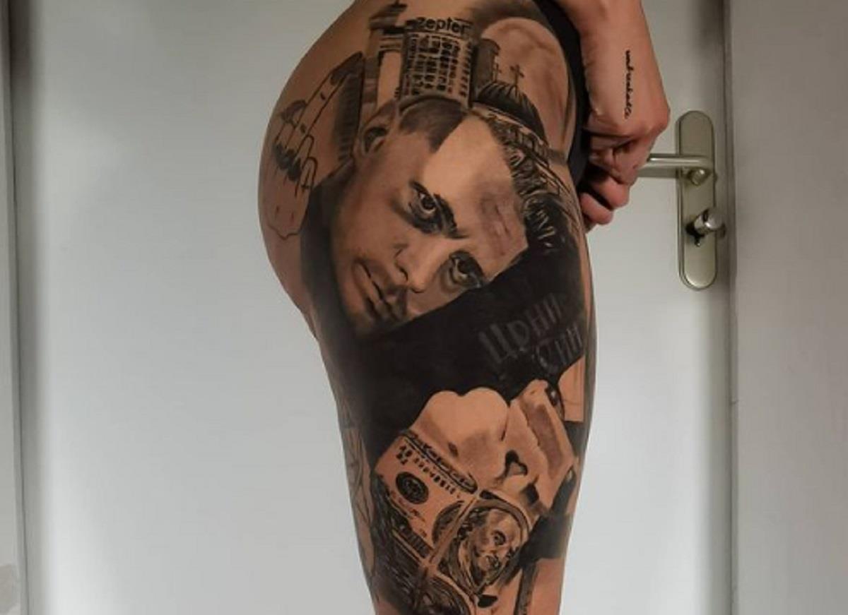 Devojka istetovirala Južni vetar preko čitave noge | Stil