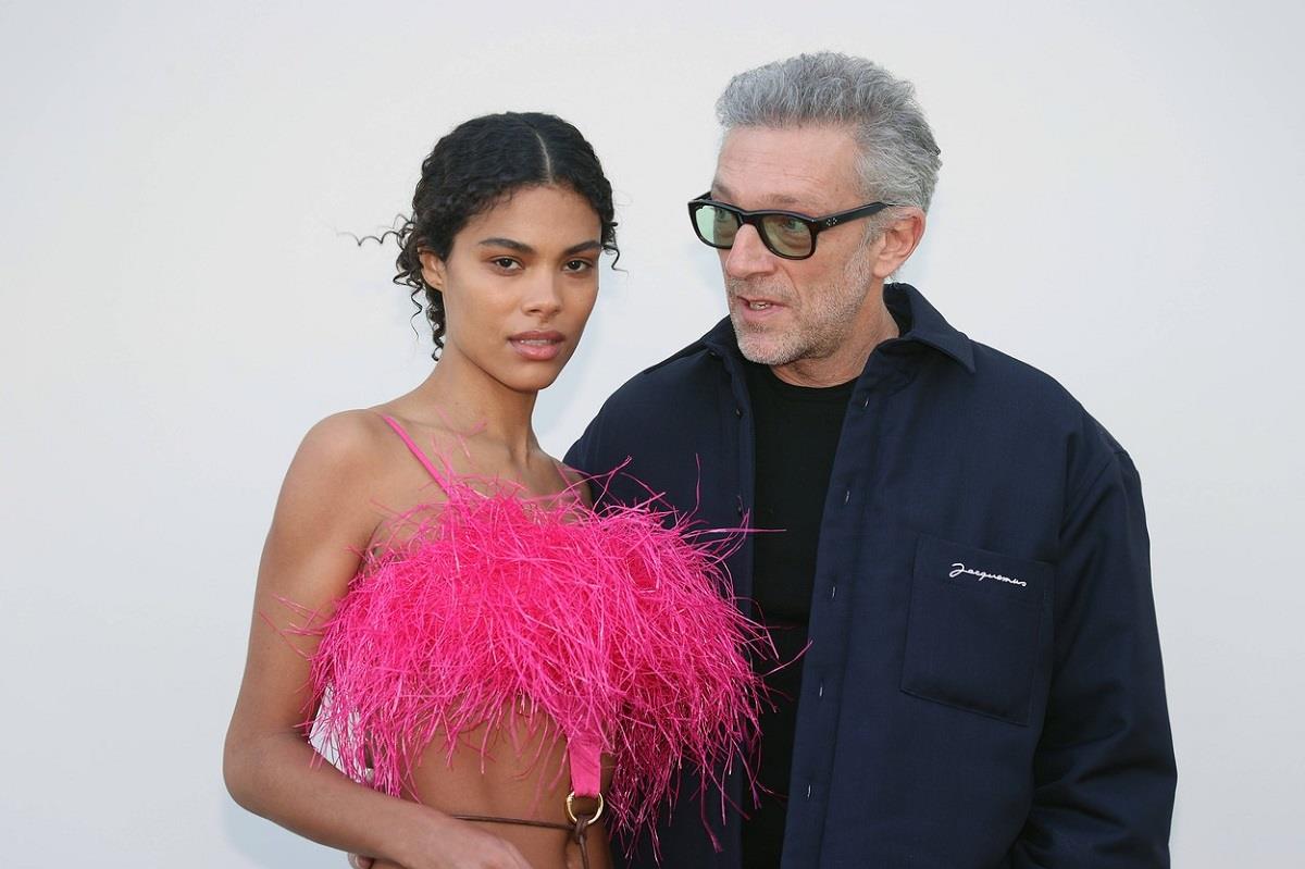 Vansen Kasel posesivno grli Tinu Kunaki na crvenom tepihu | Stil