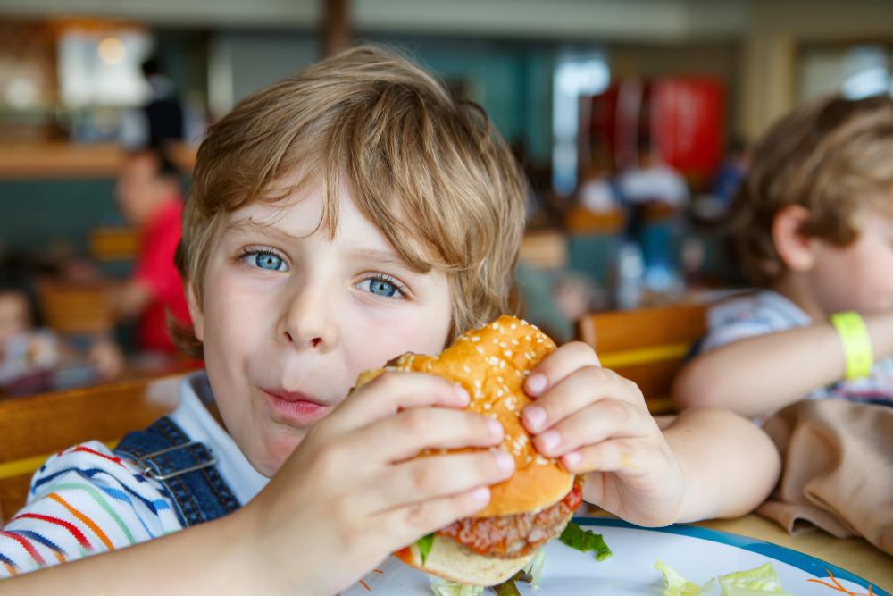 Roditelji muslimani traže od vaspitačice da deca ne jedu svinjetinu | Stil