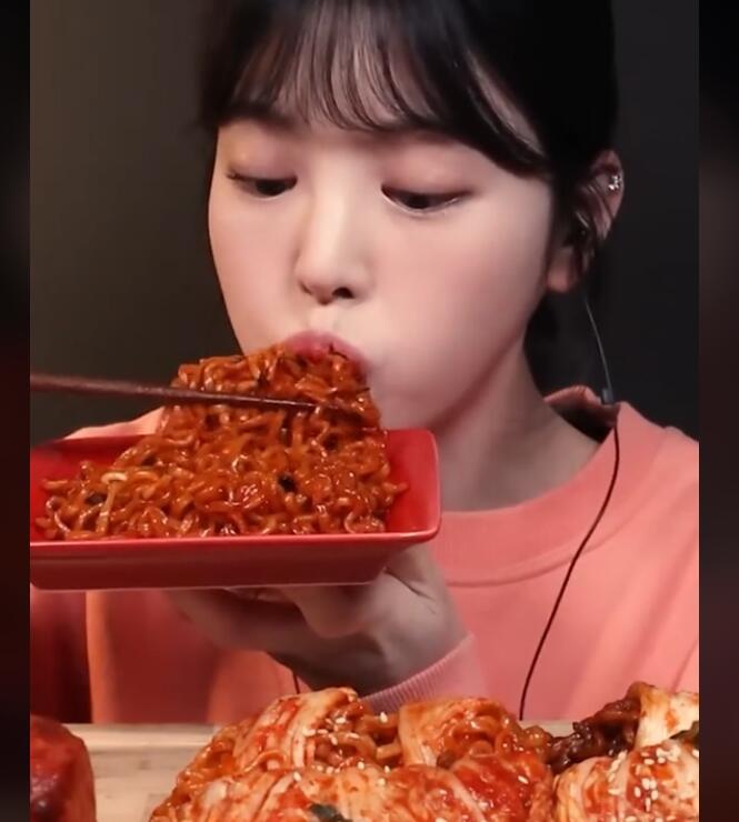 Šta je mukbang trend, potreba ljudi da gledaju kako se drugi prejedaju ...