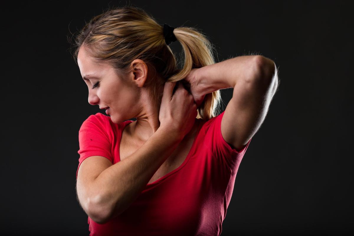 NE ZNATE KAKO DA SE OTARASITE BOLA U VRATU: Da li ste probali OVO? | Stil