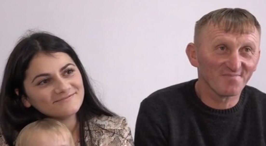 Albanka se udala za 22 godine starijeg Srbina i rodila mu 5 ćerki, a naša pevačica im izgradila ...