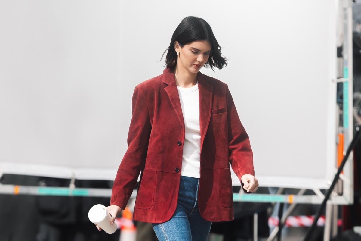 7 načina za stilizovanje bele majice za proleće | Stil