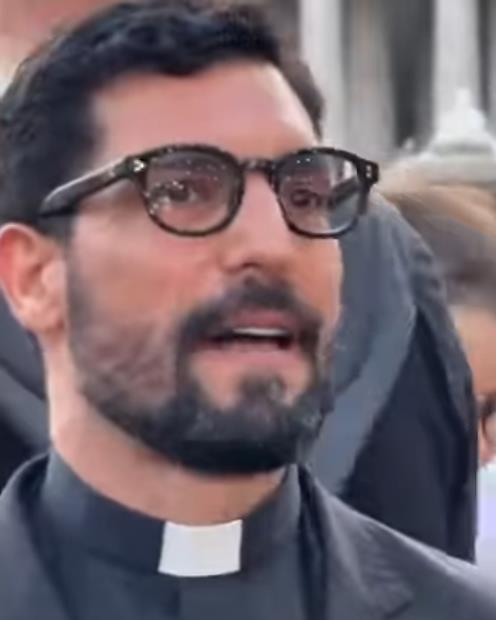 Ko je najzgodniji sveštenik na svetu? | Stil