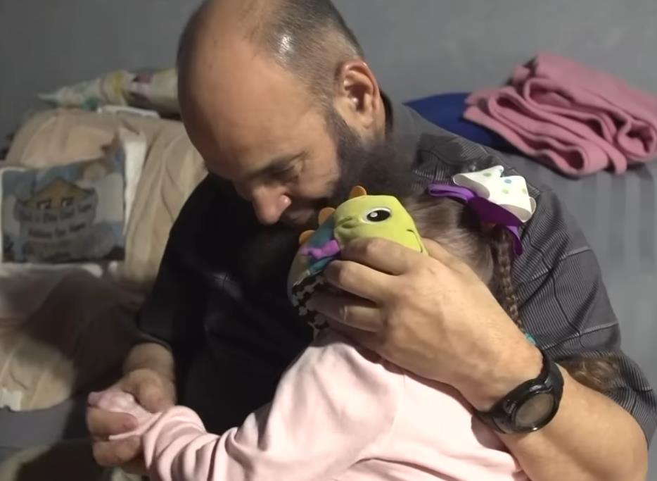 Priča o Mohamedu Bzeku, čoveku koji brine o deci od neizlečivih bolesti ...