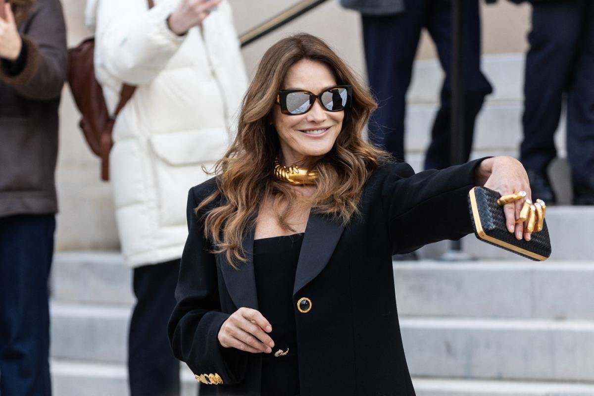 Stajling Karle Bruni na nedelji mode u Parizu | Stil