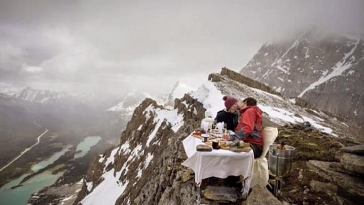 Priča od koje zastaje dah: Zaprosio devojku na 9.000 metara nadmorske visine! (FOTO , VIDEO) | Stil