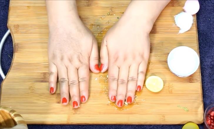 Žena otkrila recept: Kako da skinete staračke mlje i fleke sa ruku ...