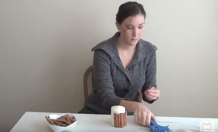 Počela da lepi štapiće cimeta na običnu sveću: Za 5 minuta napravila ...
